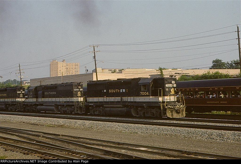 SR SD40-2 3244 and GP50 7004